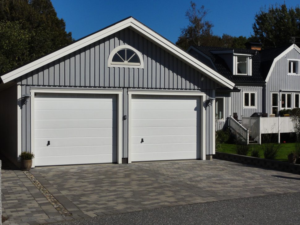 Dubbelgarage med sadeltak och halvmånefönster — Mellby Garage